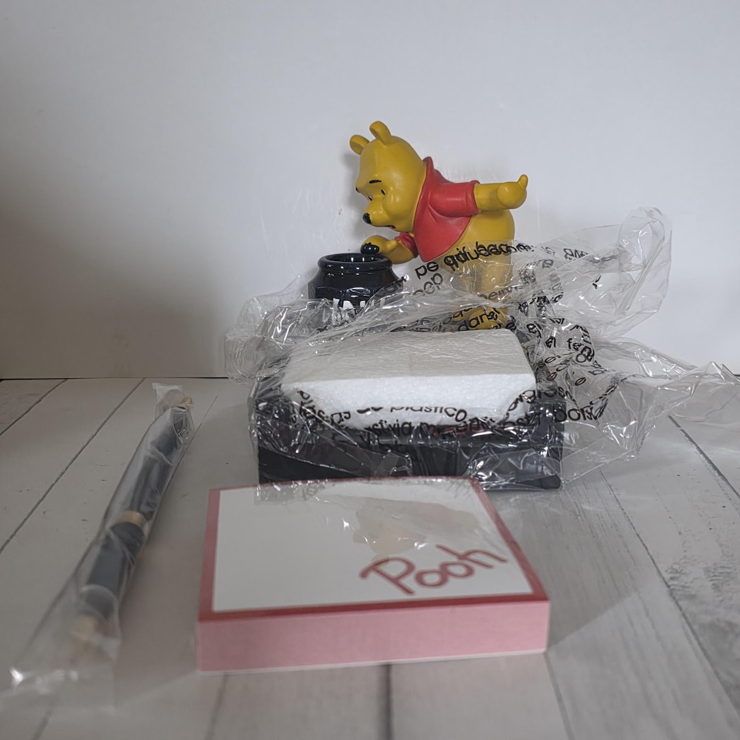 Disney's Winnie the Pooh DESK SET - Includes Pen and Pooh Notepad - W ...