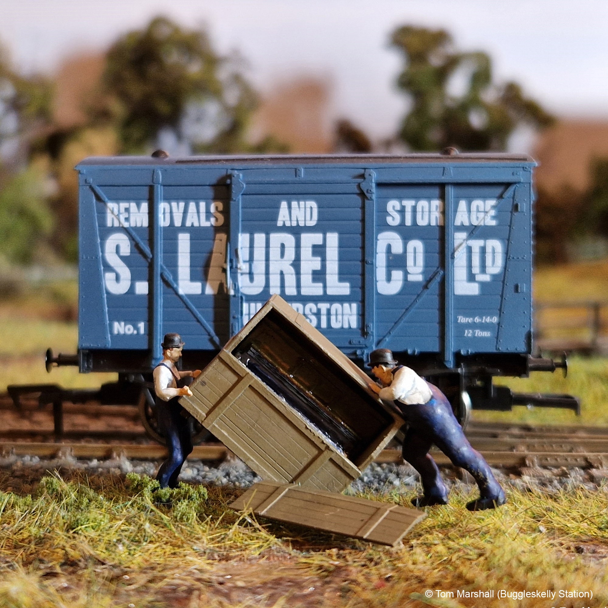 Stan Laurel - Pose 3 (carrying) - Scale Model Figure Figurine - Model ...