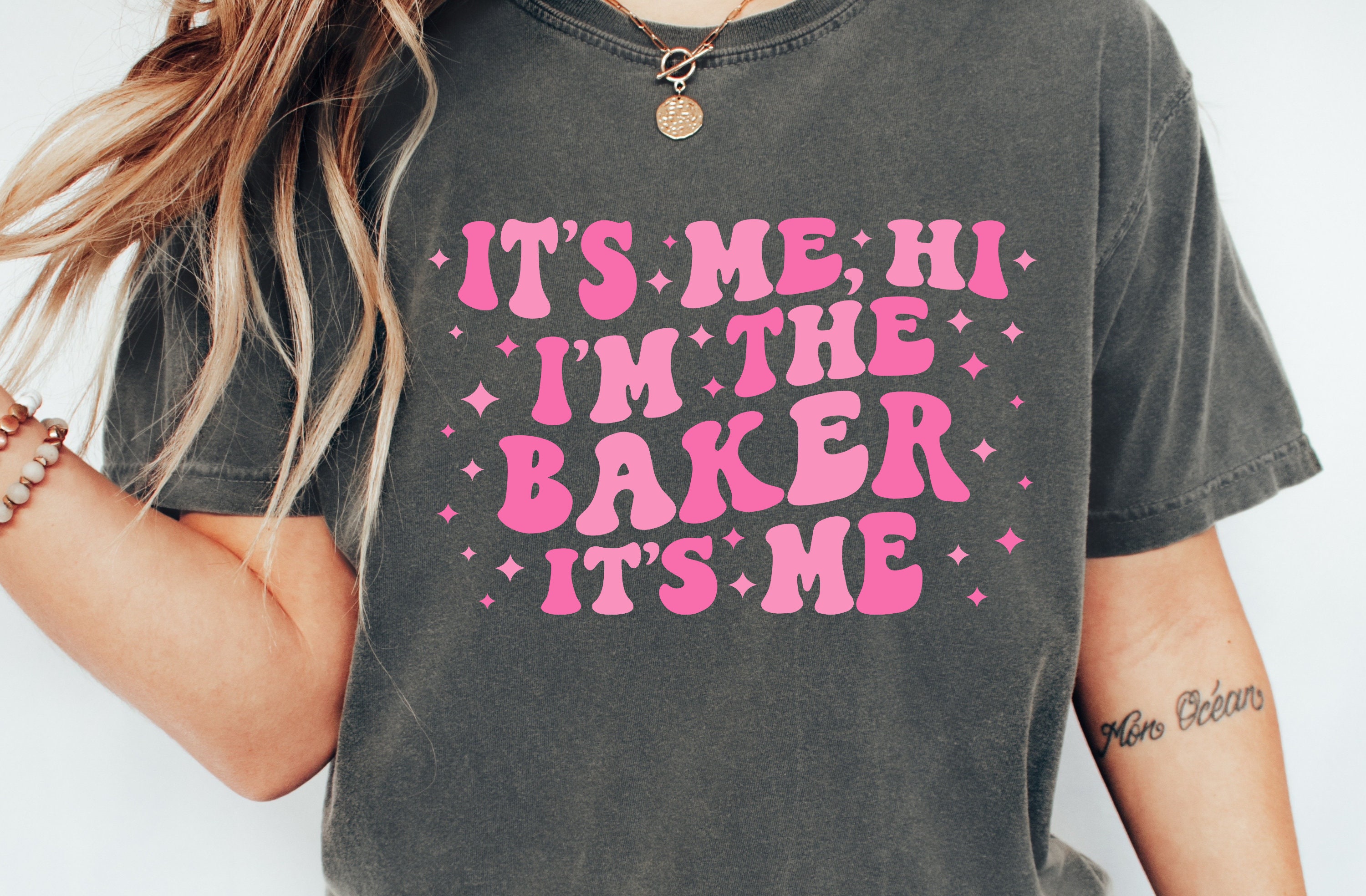BAKER SVG It's Me Hi I'm the Baker Svg Trendy Svg Sublimation Design ...