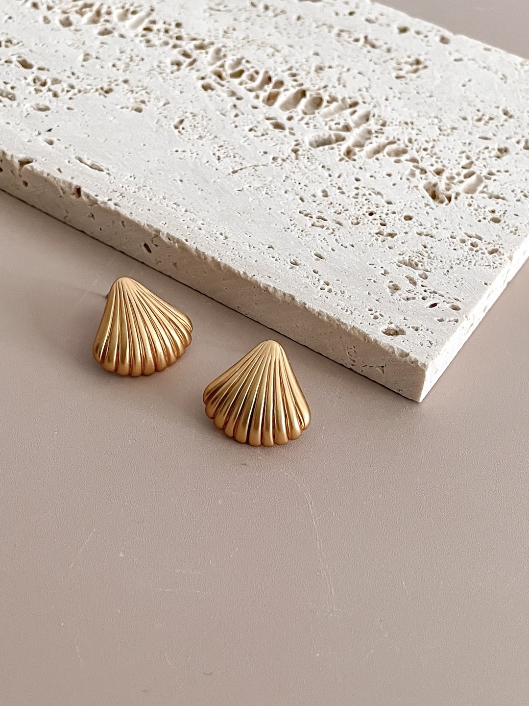 Shell Shaped Earrings 18k Gold Plated Matte Fan-shaped Shell Stud ...
