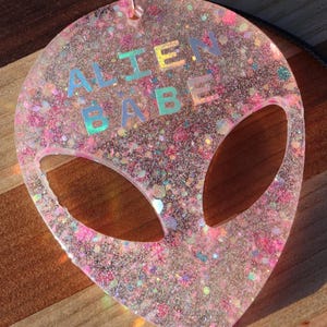 Alien Head Necklace - Cosmic Colors Glitter Resin Charm, Trendy Alien ...