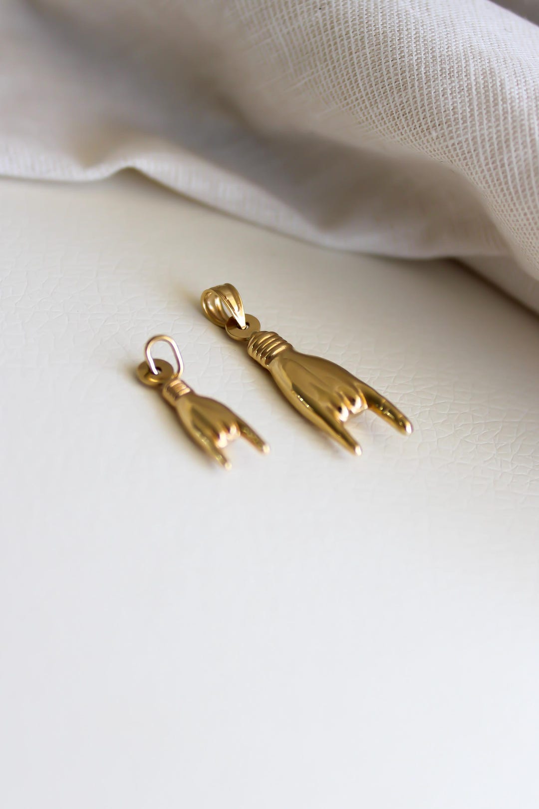 14k Solid Gold Rock N Roll Hand Sign Pendant, Mano Cornuto Necklace ...