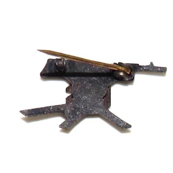 WWI US Army Machine Gun Pin - Gem
