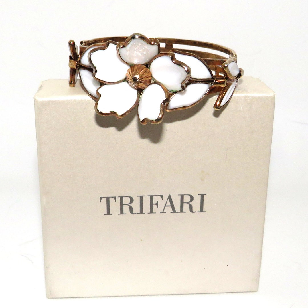 Crown Trifari White Poured Glass Flower Bangle Bracelet in Trifari Box ...