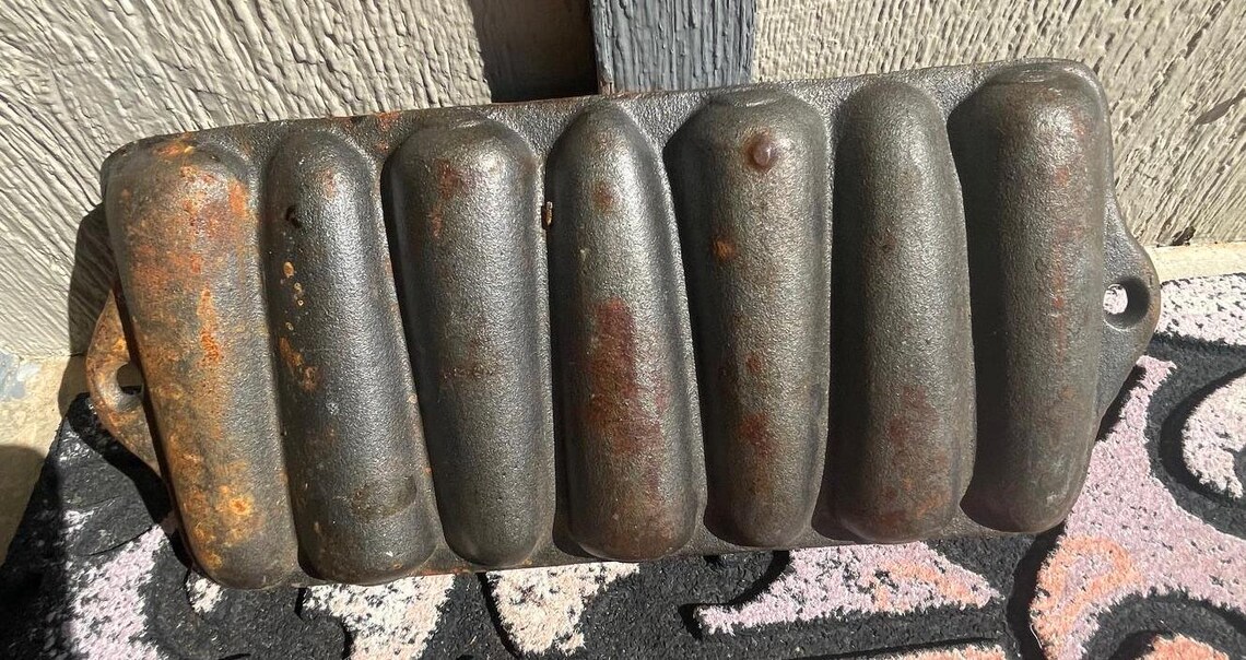 Vintage Rusty Cast Iron Cornbread Mold 7 Ears No Label Orphan Pan ...