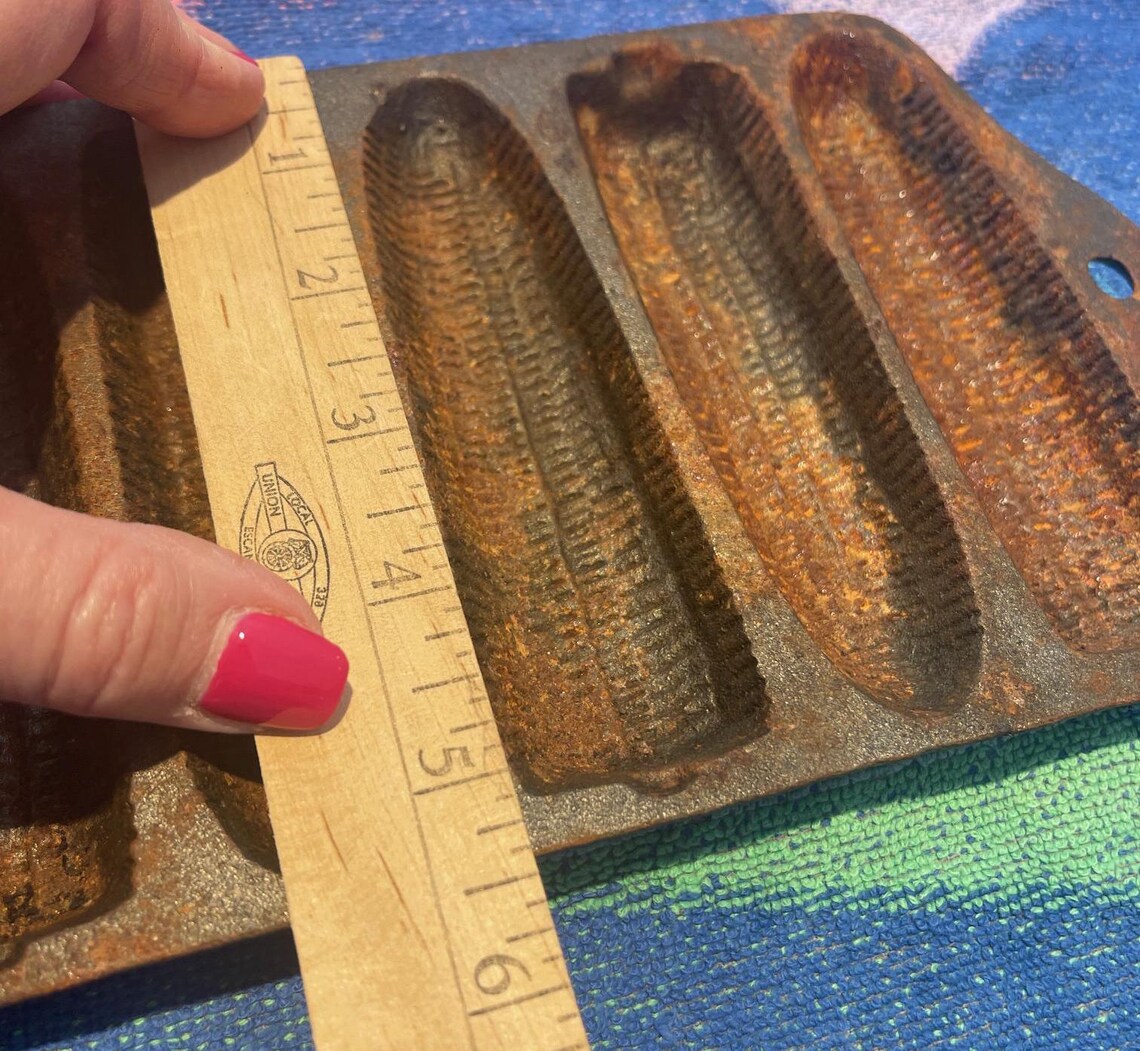 Vintage Rusty Cast Iron Cornbread Mold 7 Ears No Label Orphan Pan ...
