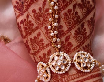 A Pair of Elegant Gold Plated Bridal Hathphool Hand Panja/kundan ...