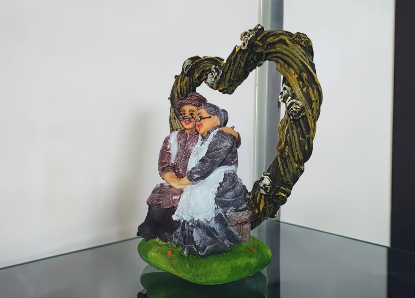 TCG 19 Cm Dada Dadi Statue Siting Together Holding Each Other Under ...