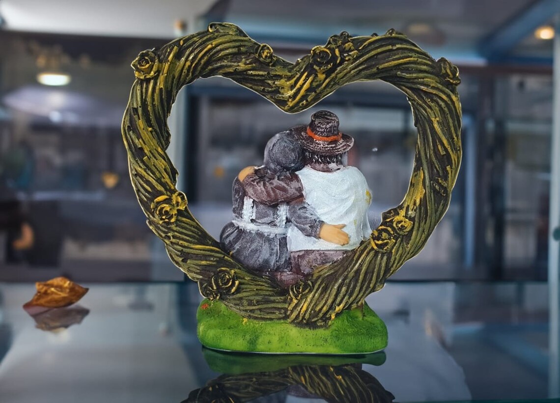 TCG 19 Cm Dada Dadi Statue Siting Together Holding Each Other Under ...