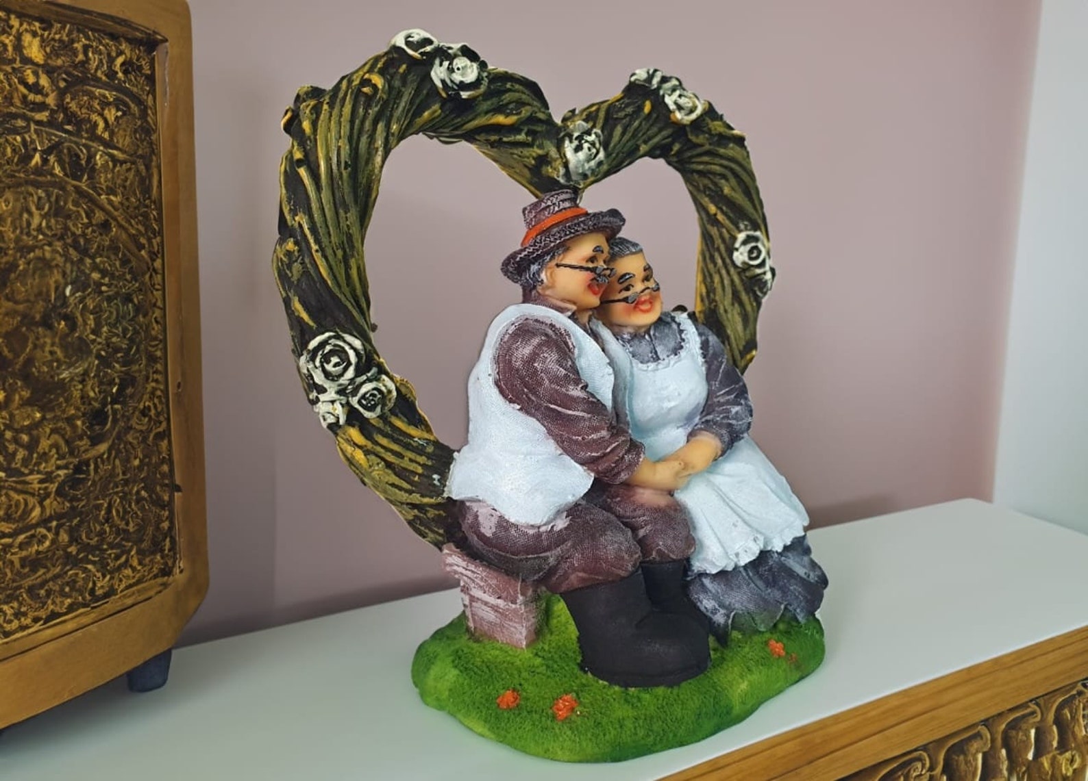 TCG 19 Cm Dada Dadi Statue Siting Together Holding Each Other Under ...