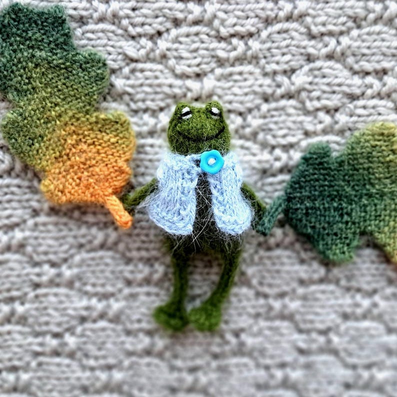 Knitted Frog Pattern With Clothes – Cute Small Frog Toy Knitting ...