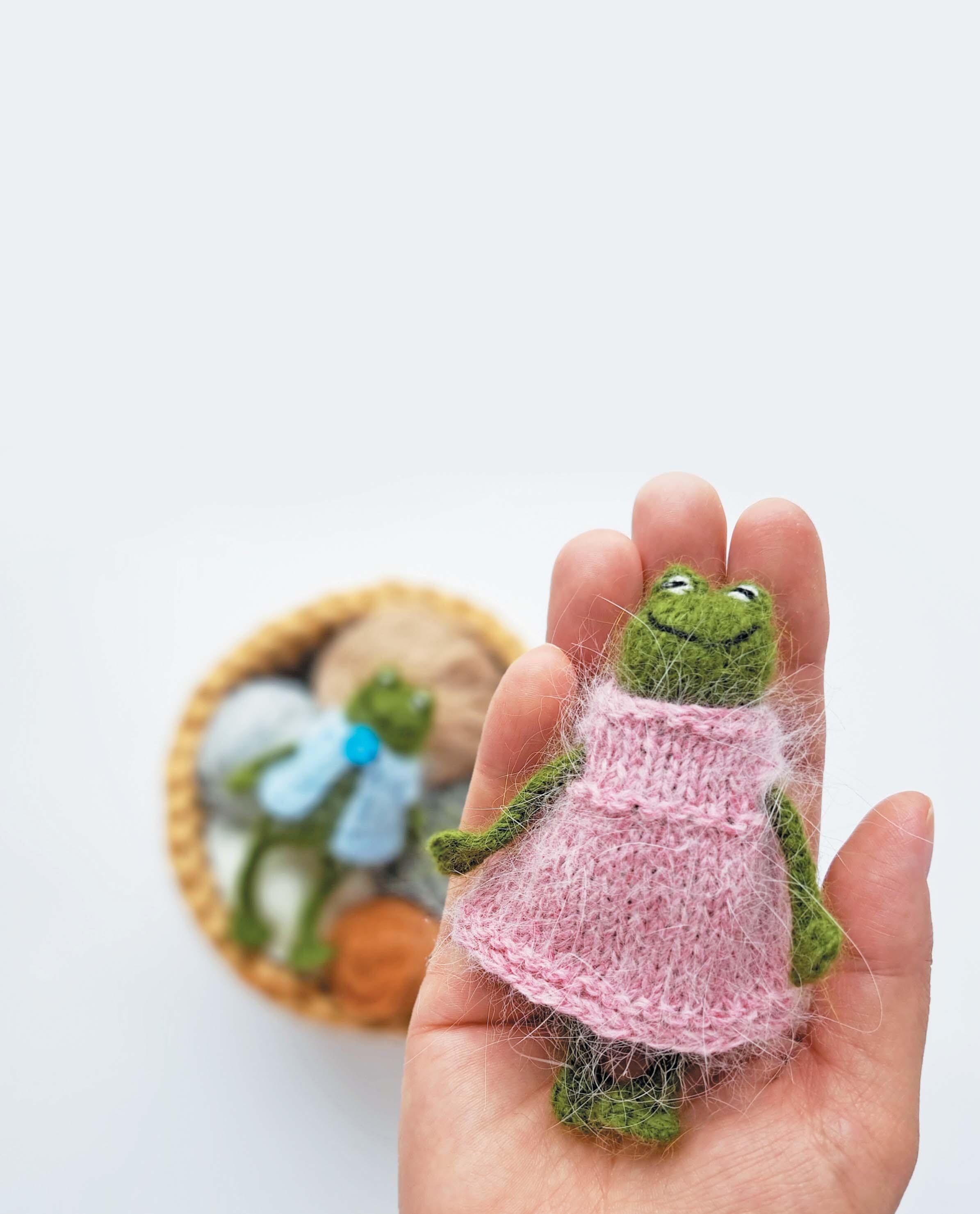 Knitted Frog Pattern With Clothes – Cute Small Frog Toy Knitting ...