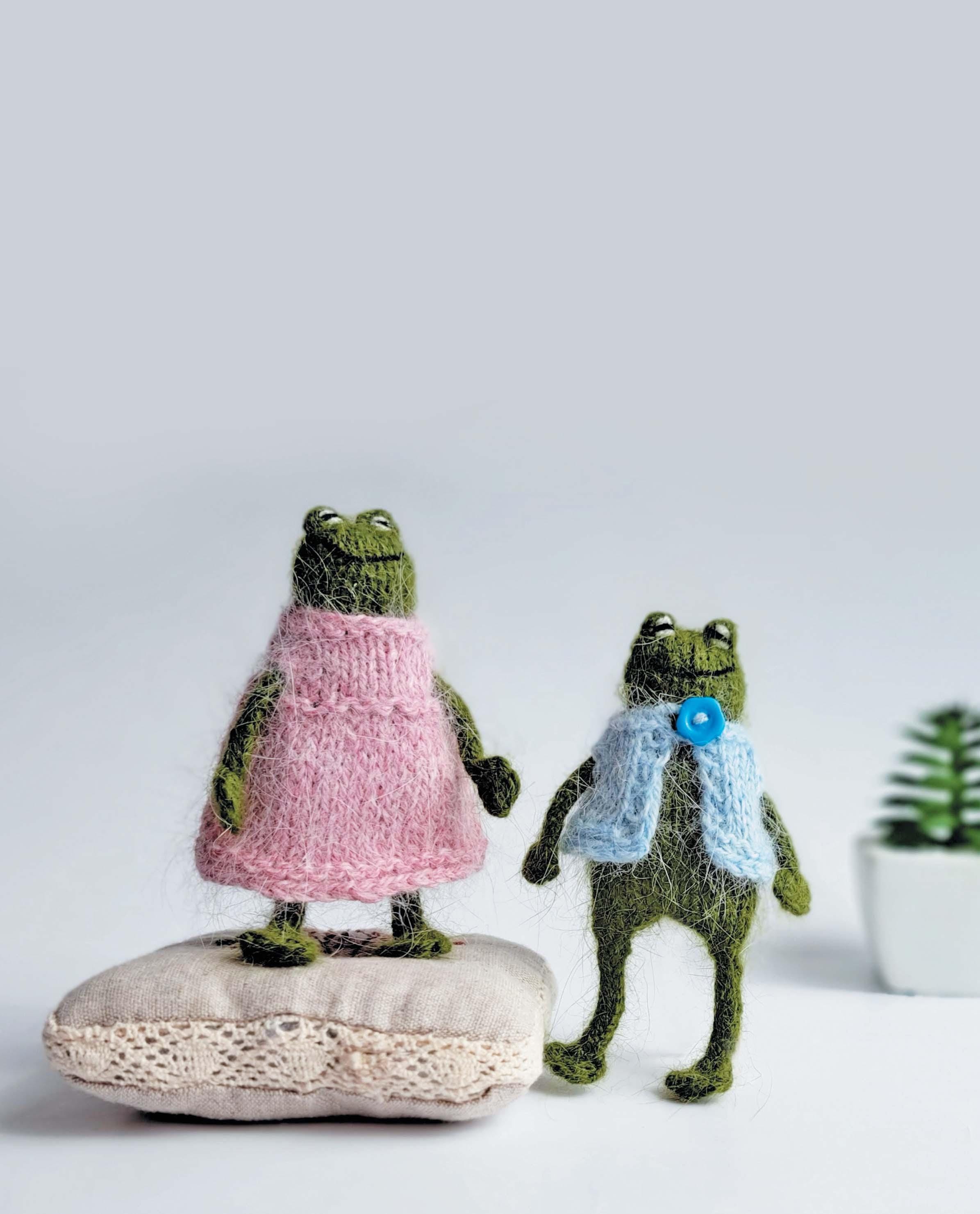Knitted Frog Pattern With Clothes – Cute Small Frog Toy Knitting ...