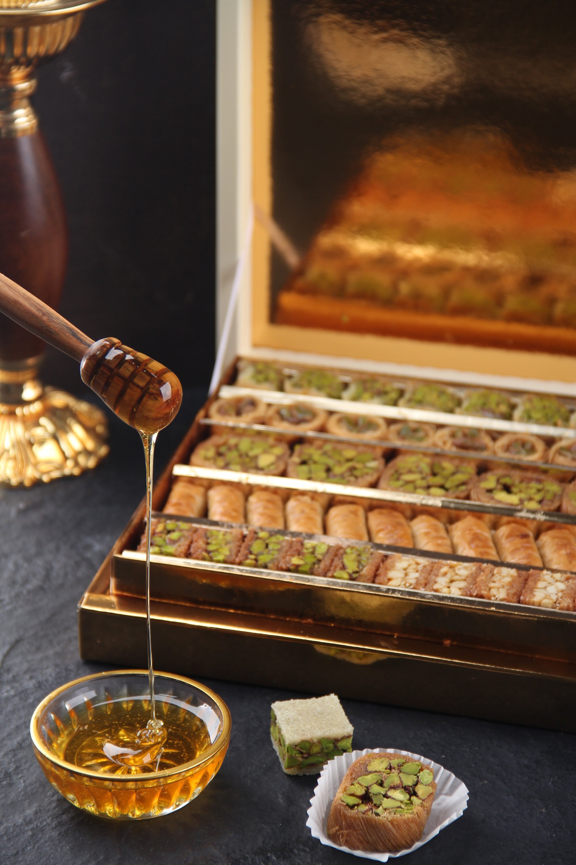 Zaitoune Deluxe Pistachio Baklava & Cashew Baklava Mix Baklava Gift Box ...