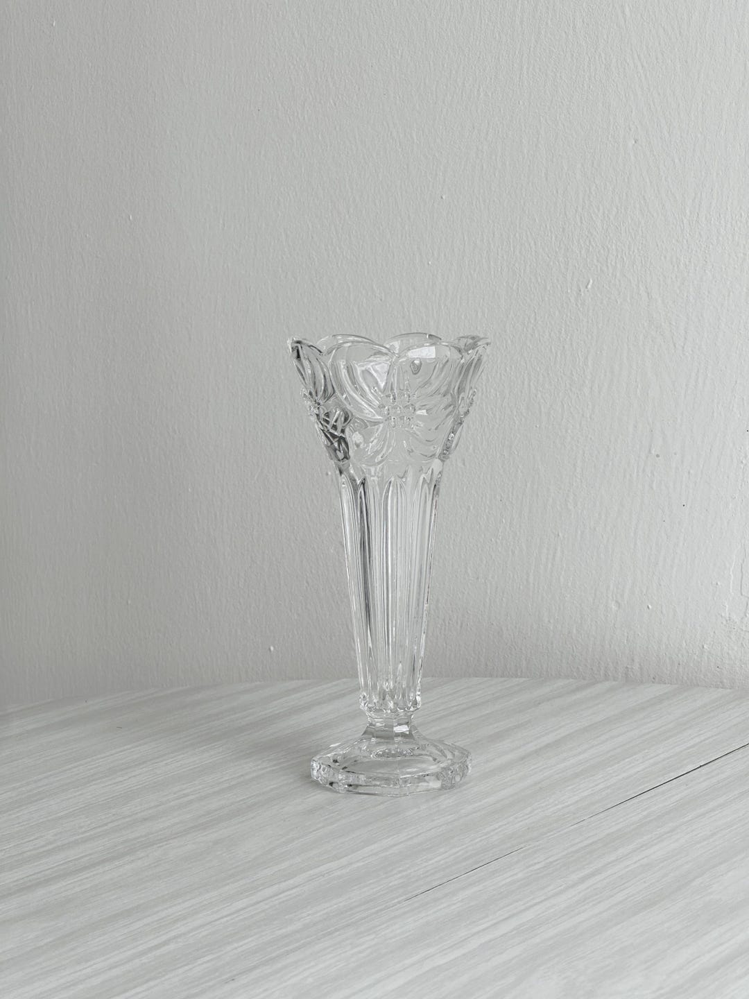 Kleine Soliflore-Vase aus klarem Glas, schlanke Form mit skulpturaler ...