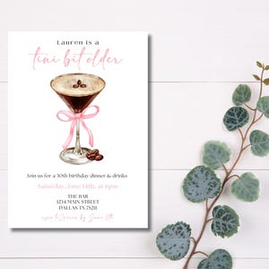 Invitación de cumpleaños "A Tini Bit Older", editable con lazo rosa y ...