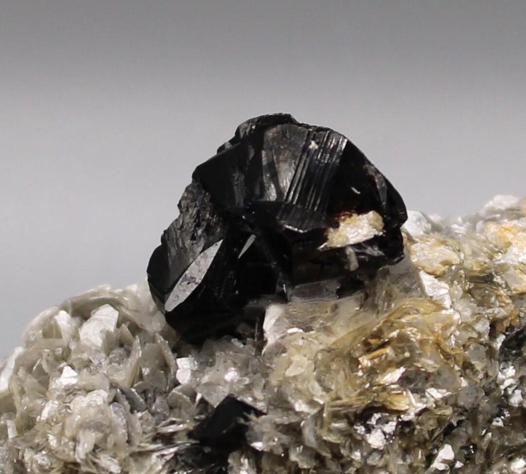 Cassiterite (tin Pickaxe) Crystal on Muscovite Matrix/mineral From ...