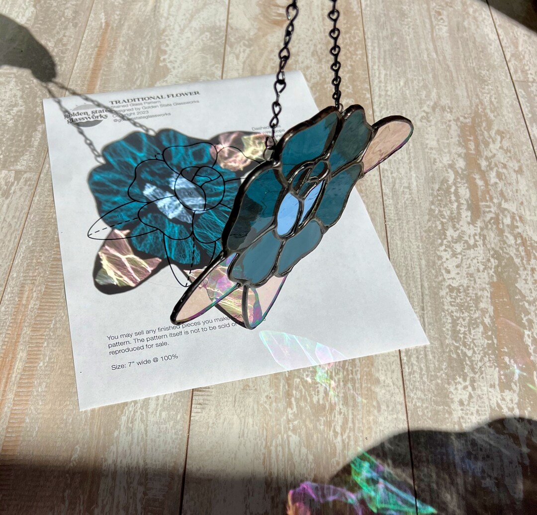 Traditional Flower Stained Glass Pattern • Stained Glass Patterns ...