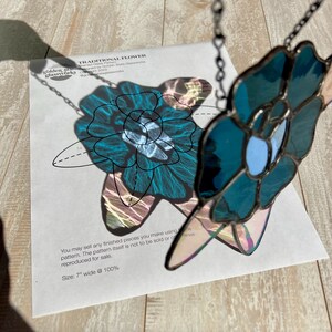 Traditional Flower Stained Glass Pattern • Stained Glass Patterns ...