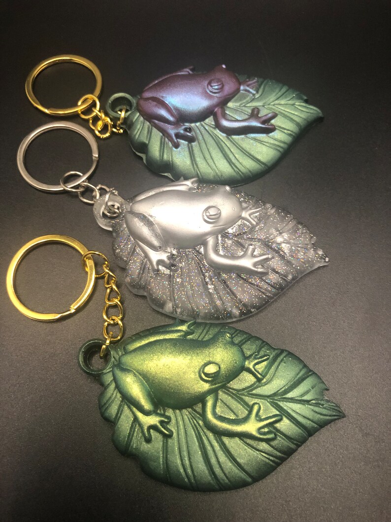 Handmade Resin Rainforest Tree Frog on Leaf Keychain, Unique Tree Frog ...