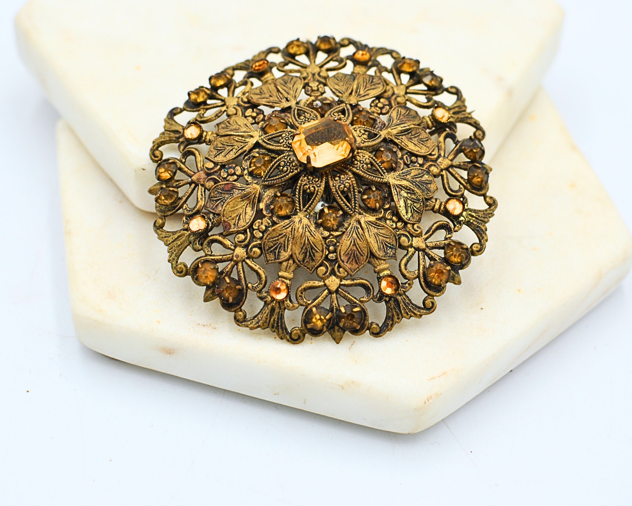 Grande broche ronde dorée avec pierres de verre jaunes Broche vintage ...