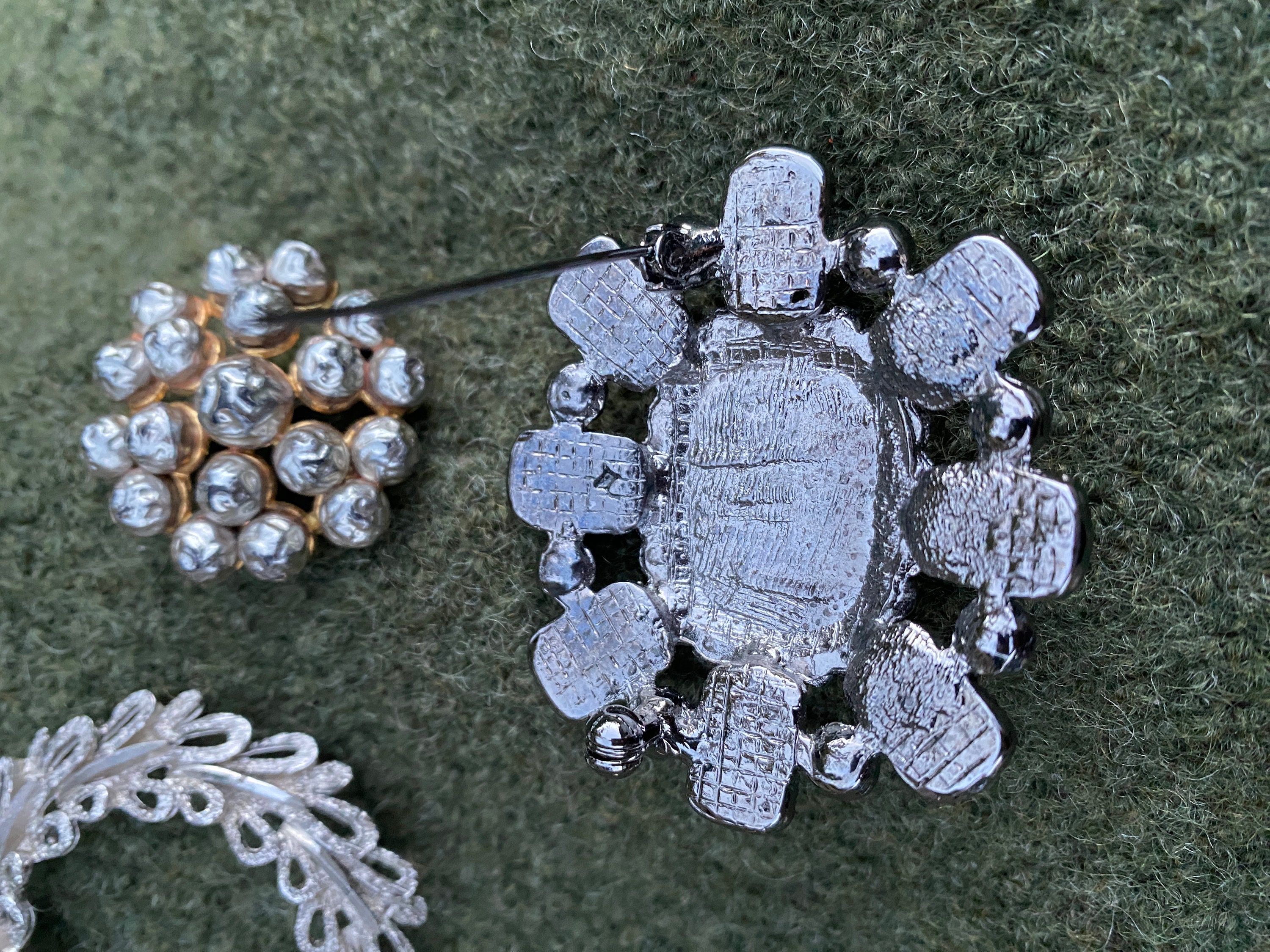 Broche noire et grise de style années 80 avec fausses pierres ...