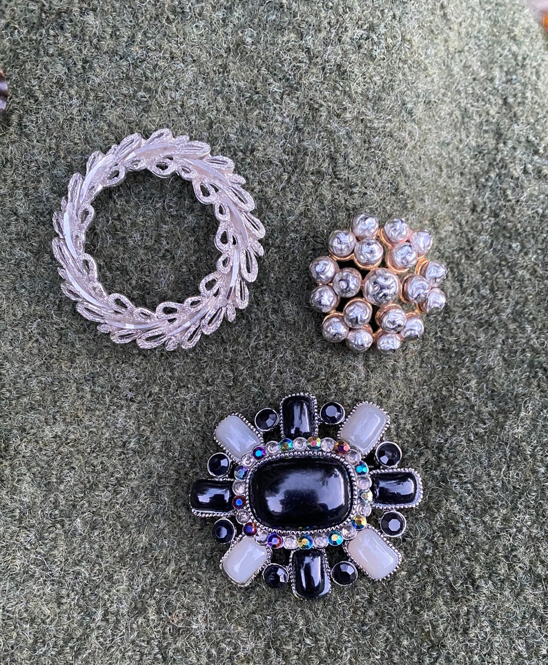 Broche noire et grise de style années 80 avec fausses pierres ...