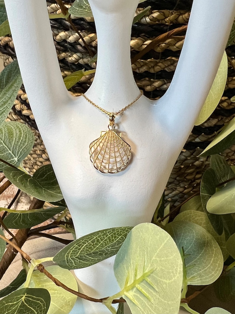 14K Solid Gold Scallop Seashell Pendant - Etsy