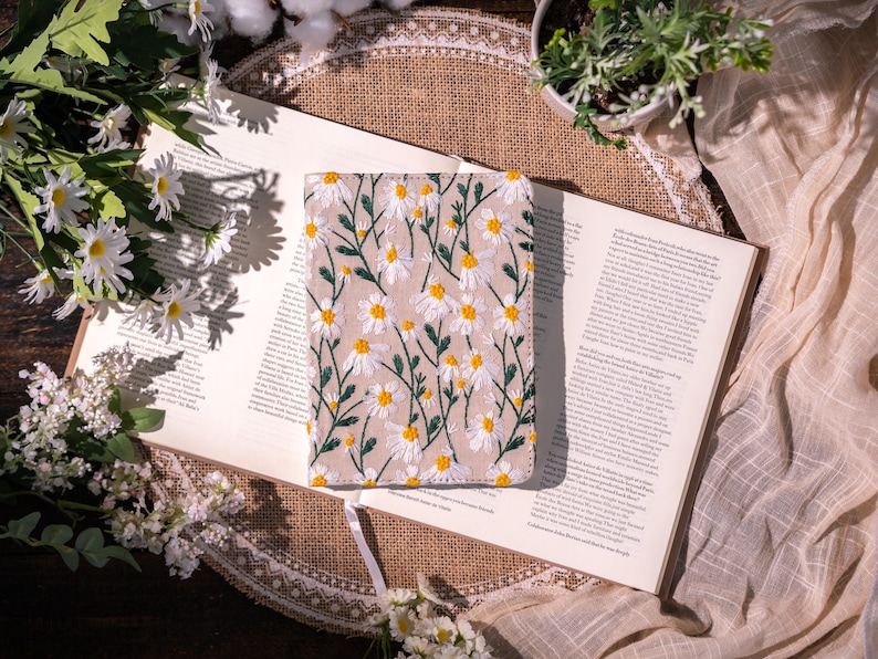 Embroidered Blue Daisy KPW6 Kindle Case With Stand & Strap: Floral ...