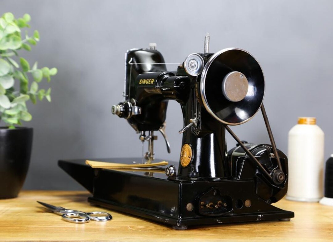 120 VOLT Vintage 1941 Singer 221k Featherweight Sewing Machine ...