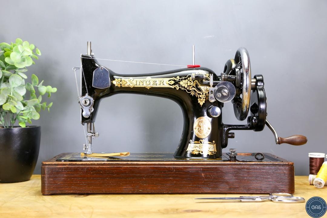 Beautiful 1940 Singer 28k Vibrating Shuttle Hand Crank Sewing Machine ...