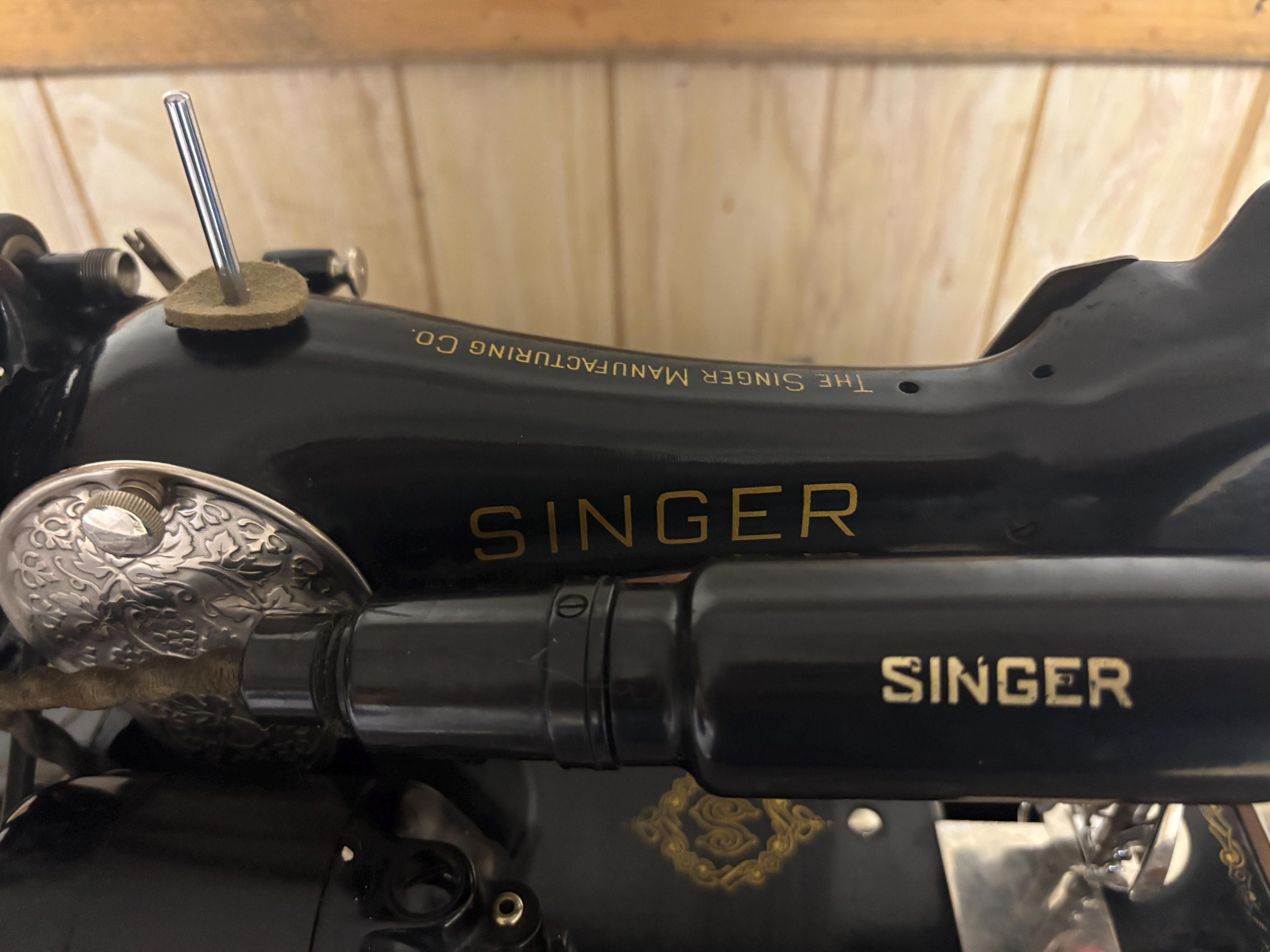 Vintage Singer Sewing Machine 1930s Black W/ Wooden Carrying Case ...