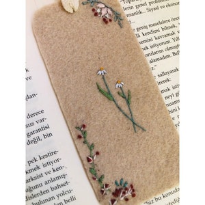 Unique Daisy Felt Beige Bookmark, Floral Embroidery Bookmark, Gift for ...