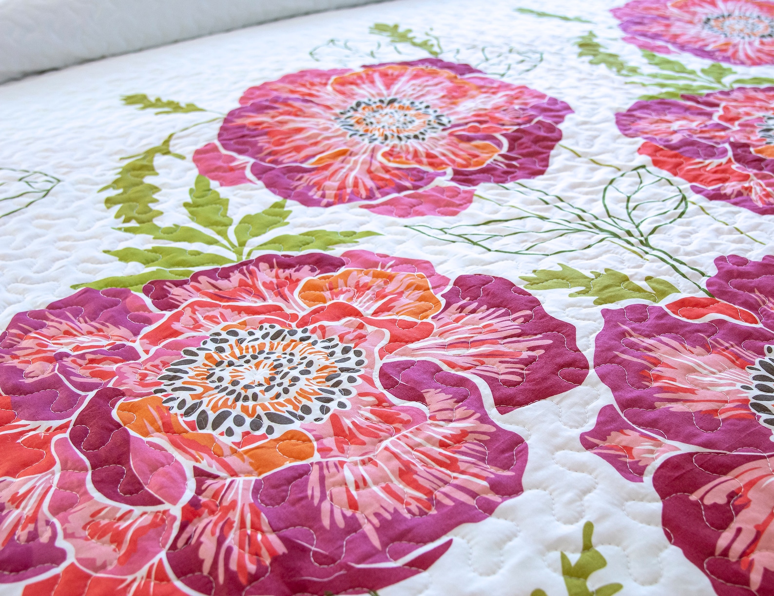 Oversized Pink Floral Design Quilt Set || Shams Included || Lightweight ...