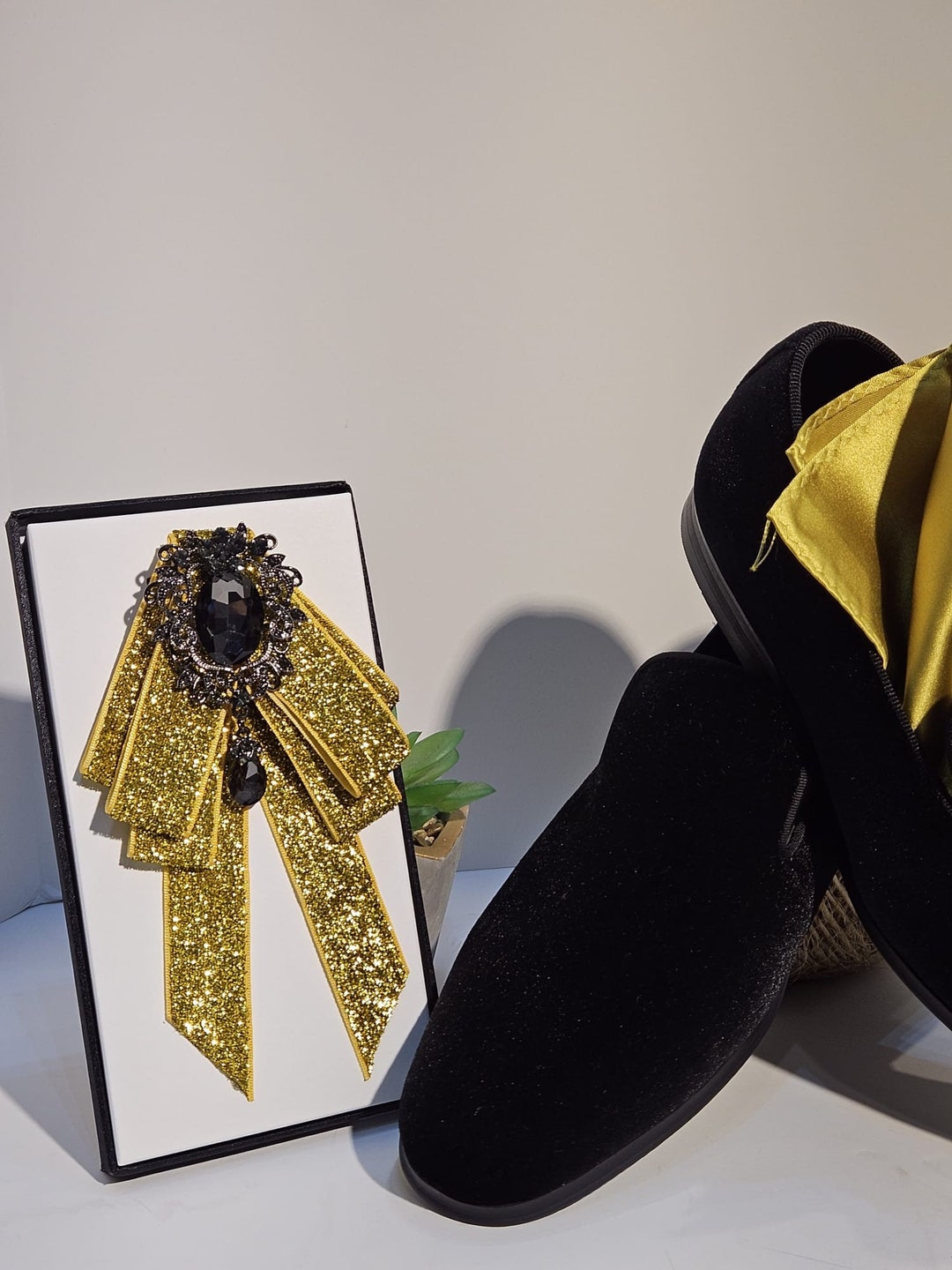 Men's Vintage Glitter Multilayer Gold Bow Tie and Black Medallion Set ...