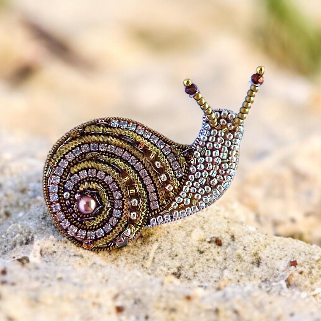 Snail Brooch, Snail Lover Aesthetic Pins, Snail Shell Beaded Brooch for ...