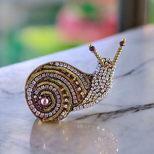 Snail Brooch, Snail Lover Aesthetic Pins, Snail Shell Beaded Brooch for ...