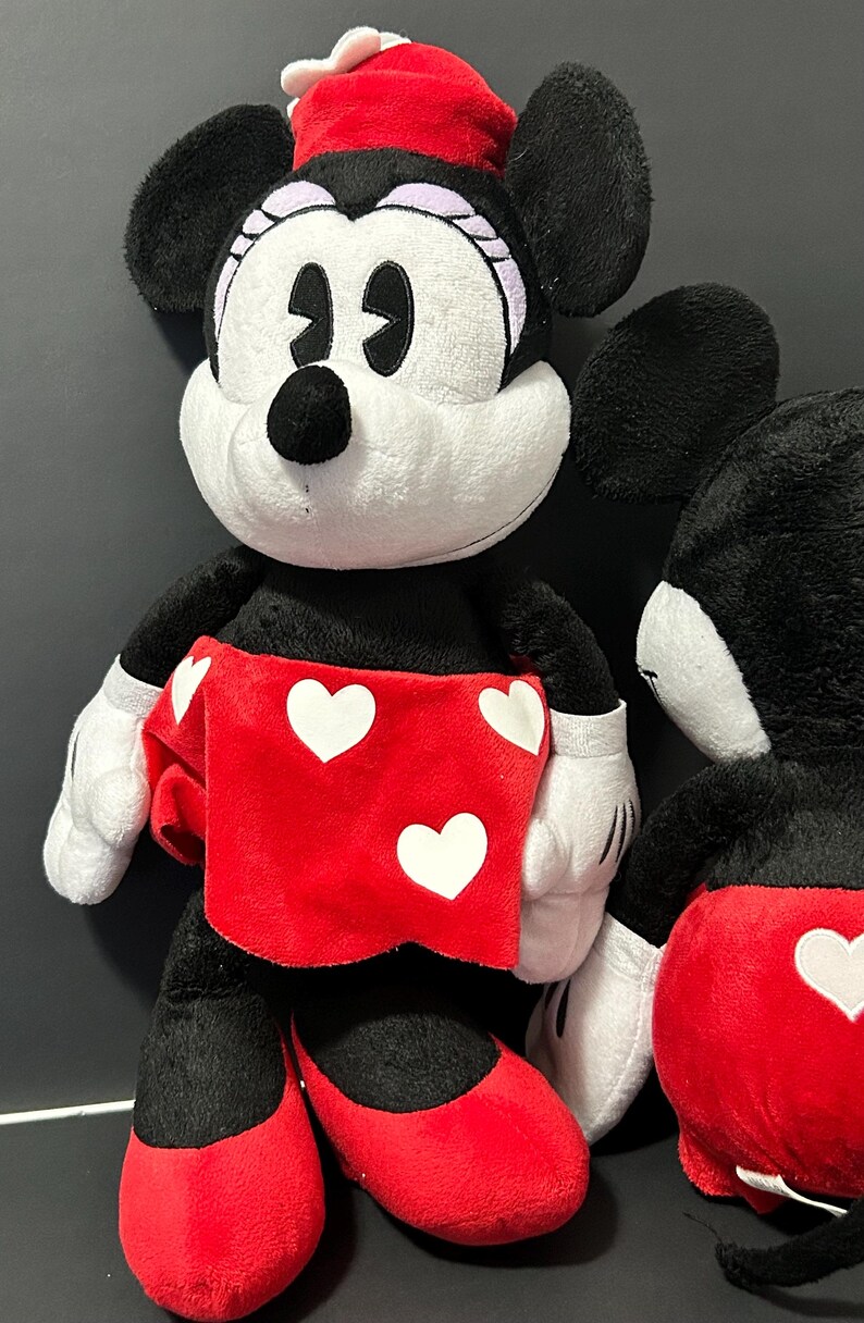 Disneys Mickey and Minnie Mouse Plush Stuffie Walt Disney Heart Shorts ...
