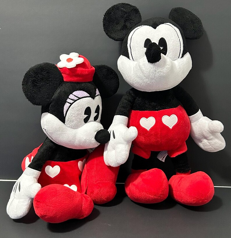 Disneys Mickey and Minnie Mouse Plush Stuffie Walt Disney Heart Shorts ...