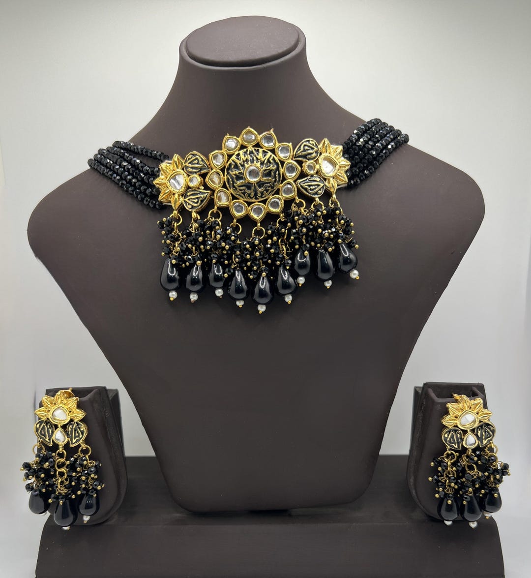 Black Bead Choker Set: Kundan Sunburst Pendant, Indian Jewelry - Etsy