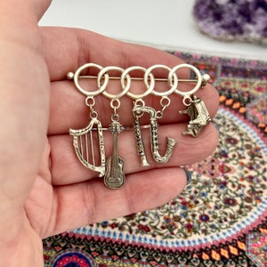 Vintage Musical Instrument Charm Brooch / Pin - Piano, Guitar, Harp ...