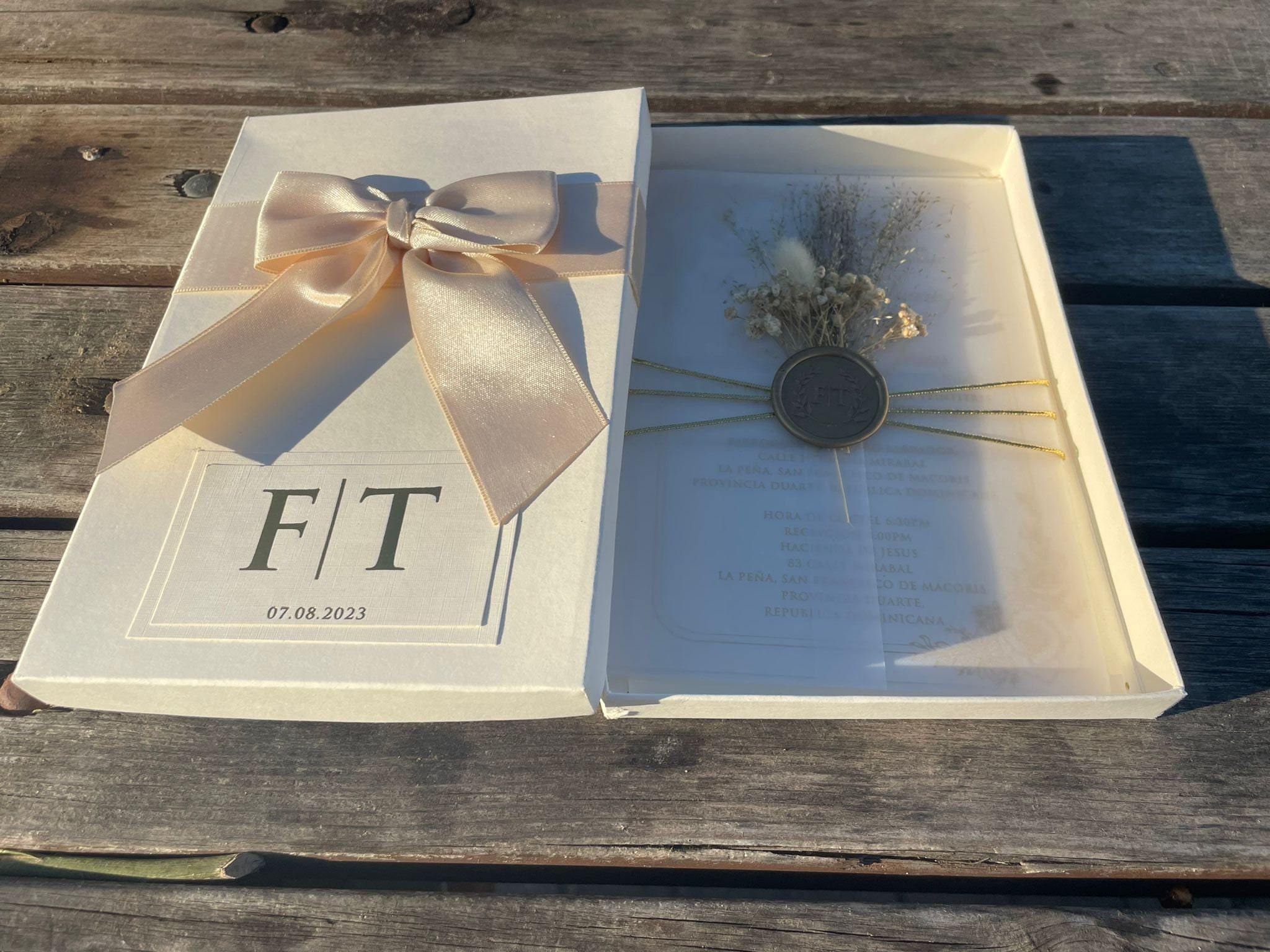 Invitación en caja con cinta. Invitación acrílica. Invitación en caja ...