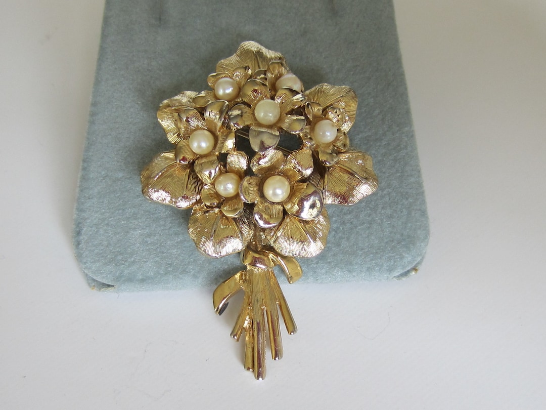 Boucher Violets Brooch or Pin in Gold Tone and Genuine Pearls Marcel ...