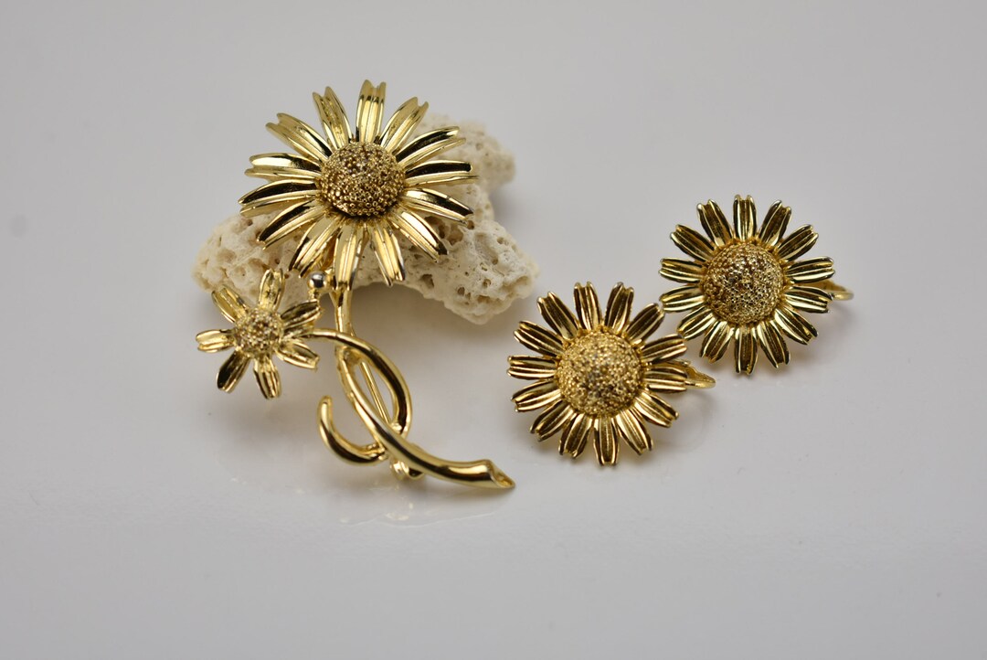 Boucher Daisy Flower Brooch and Earrings Set in Gold Tone Marcel ...