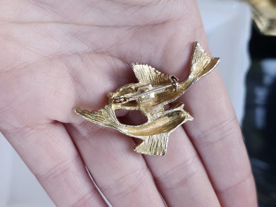 Koi Fish Brooch // Vintage 1970's Brushed Gold Tone D… - Gem