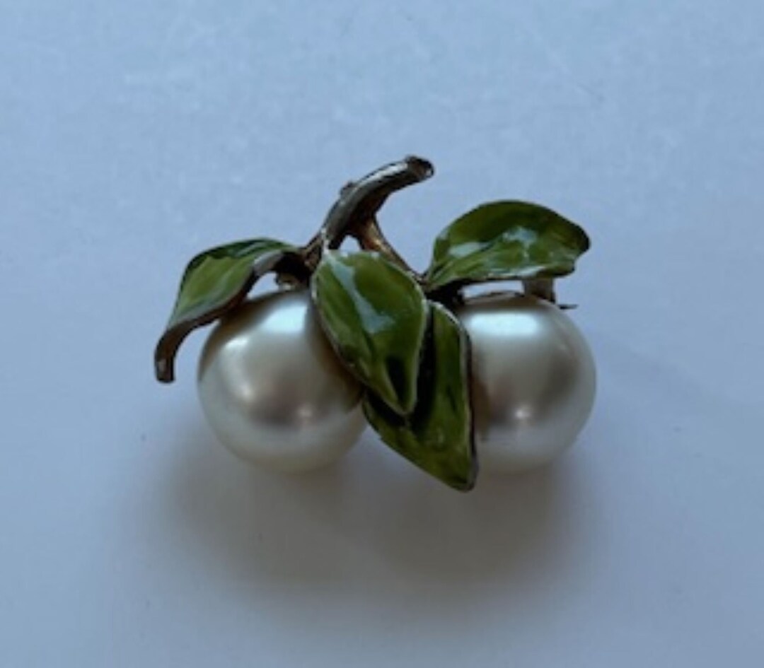 Vintage Lovely Two Pearls Faux Gold Pin - Etsy