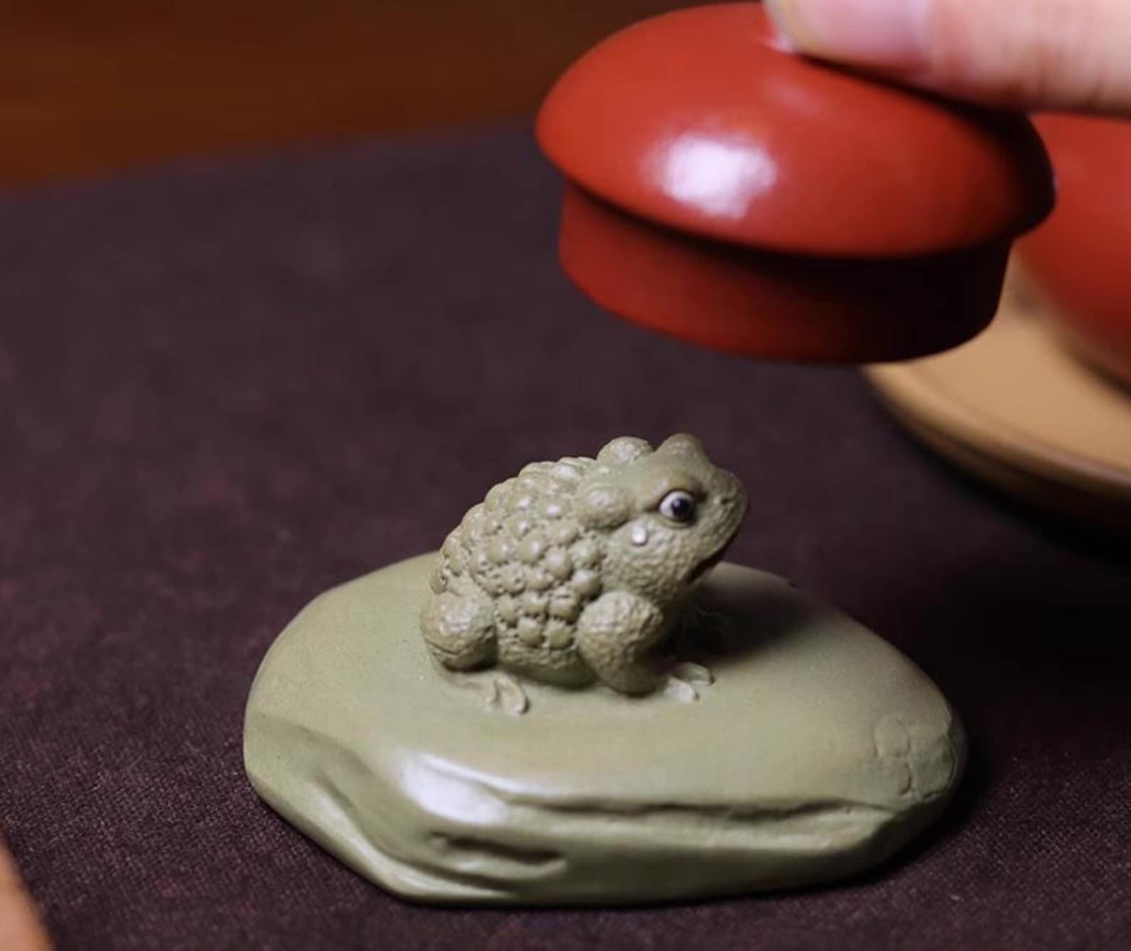 Chinese Yixing Green Clay Frog Tea Pot Lid Holder Tea Pet Zisha ...
