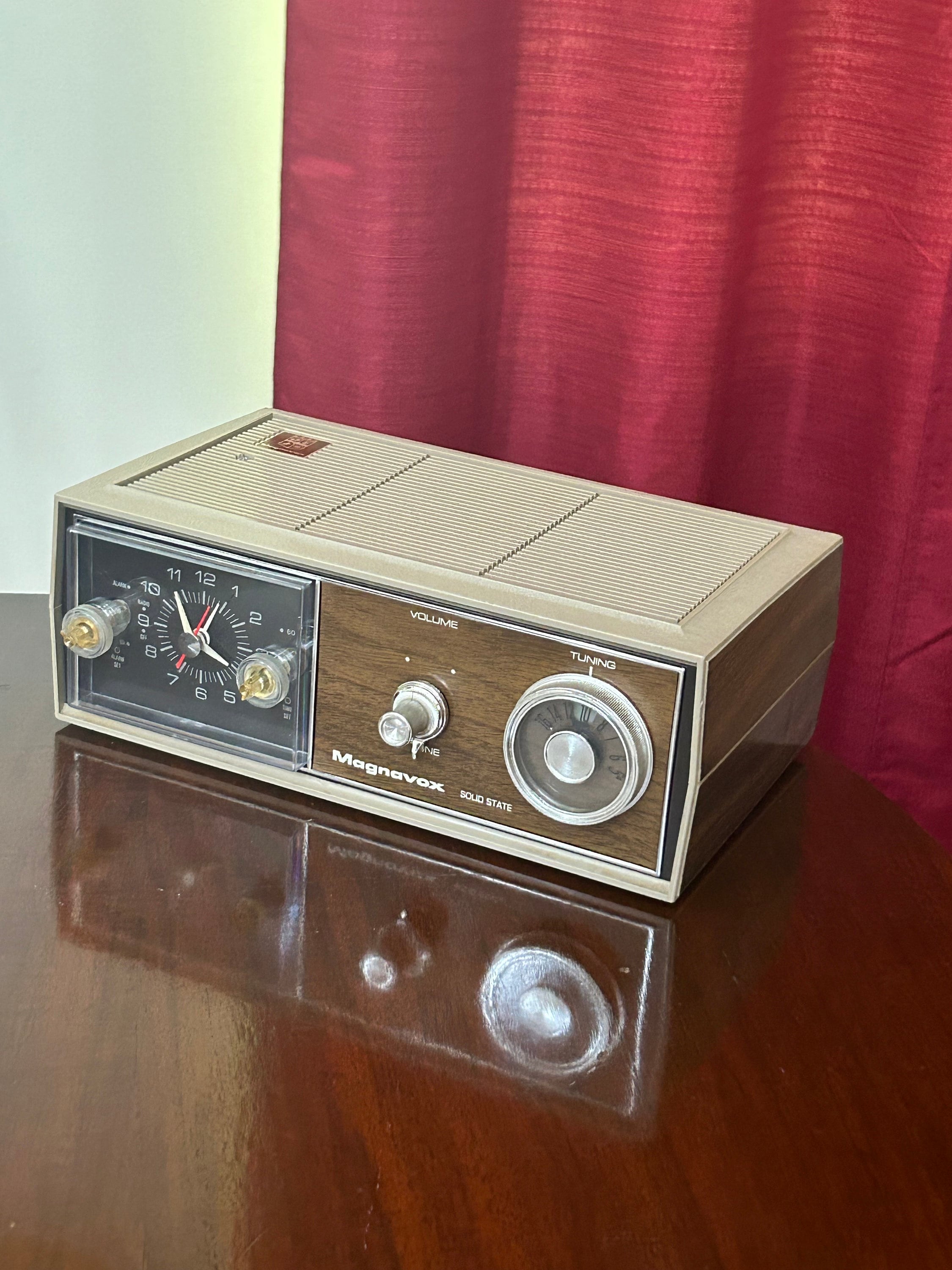Vintage 70s Magnavox Clock Radio: Rare Retro Design - Etsy