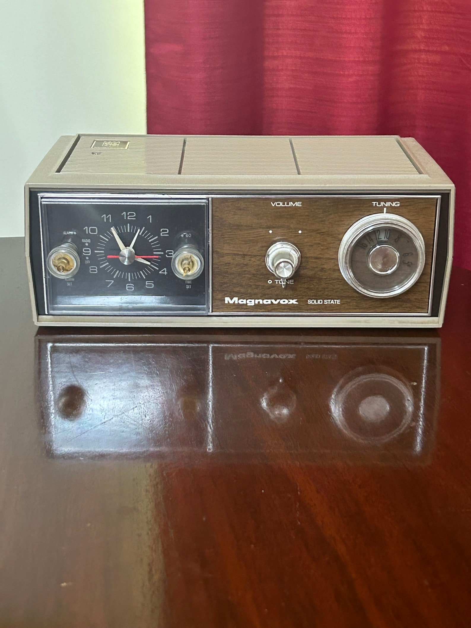 Vintage 70s Magnavox Clock Radio: Rare Retro Design - Etsy