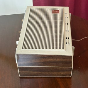Vintage 70s Magnavox Clock Radio: Rare Retro Design - Etsy